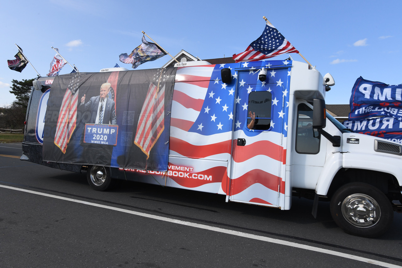 Trump Rally on Wheels Rolls Across South Fork | The East Hampton Star